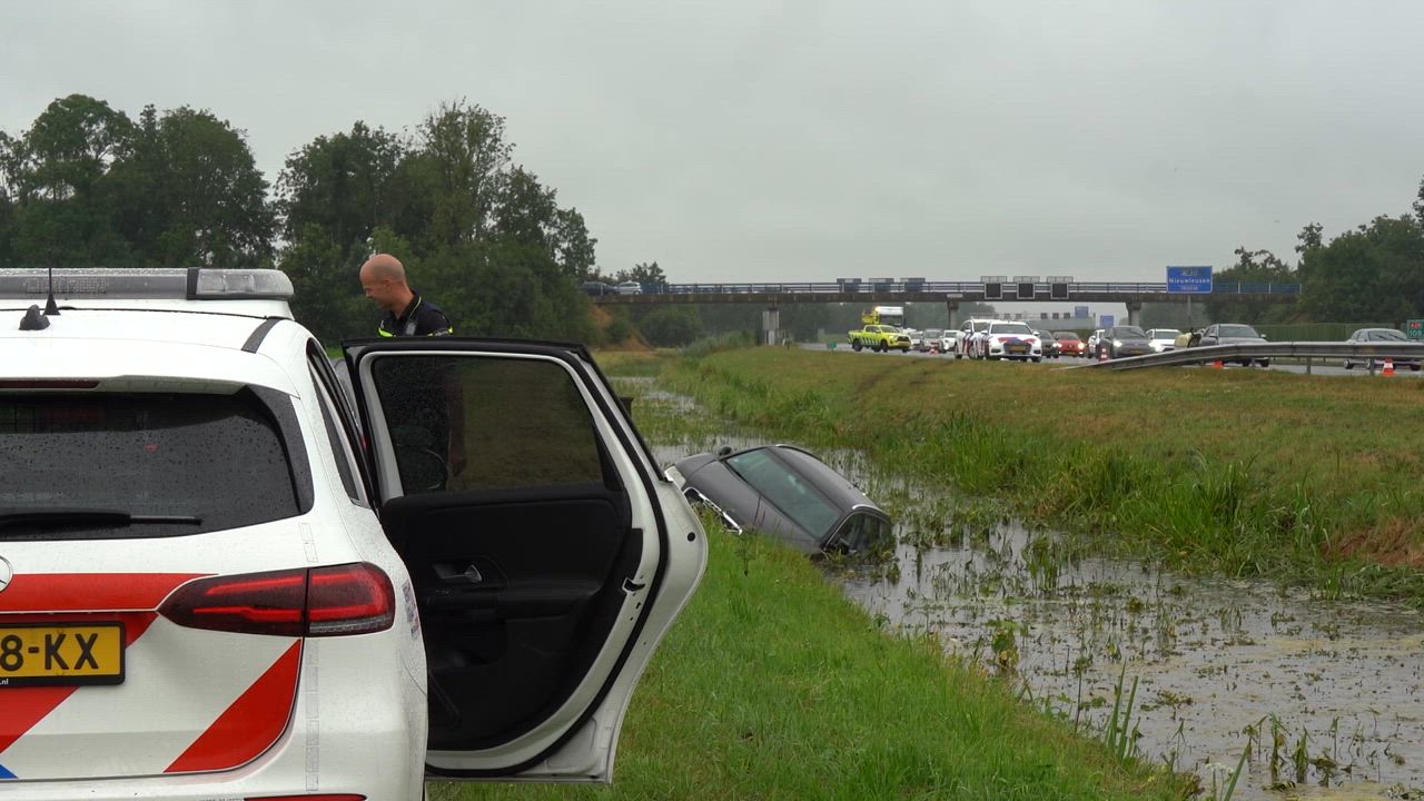 Auto eindigt in sloot langs A28